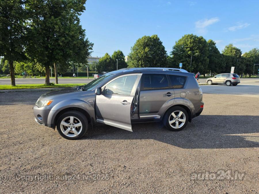 Pelēks Mitsubishi Outlander 2007 Tallina, ar dzinēja tilpumu 2.00 L un nobraukumu 228 tūkst. km par 2500 €, foto 7 vietnē AUTOMOTO.COM.LV