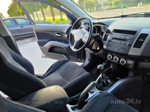 Pelēks Mitsubishi Outlander 2007 Tallina, ar dzinēja tilpumu 2.00 L un nobraukumu 228 tūkst. km par 2500 €, foto 12 vietnē AUTOMOTO.COM.LV
