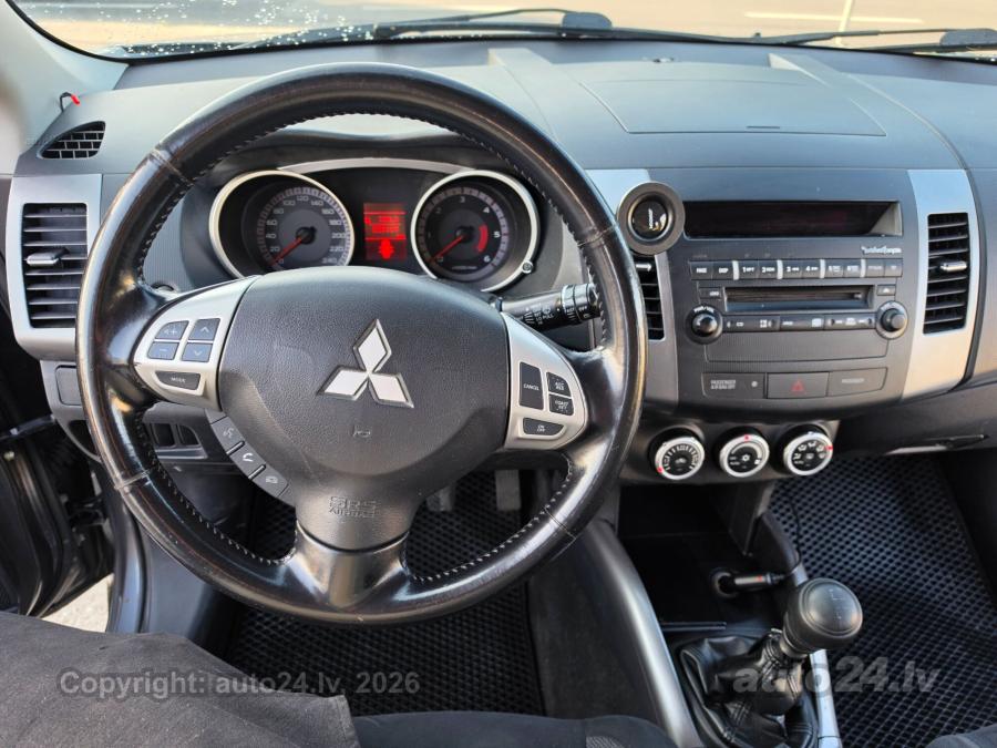 Pelēks Mitsubishi Outlander 2007 Tallina, ar dzinēja tilpumu 2.00 L un nobraukumu 228 tūkst. km par 2500 €, foto 15 vietnē AUTOMOTO.COM.LV