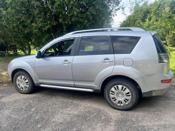 Pelēks Mitsubishi Outlander 2007 Širvintos, ar dzinēja tilpumu 1.97 L un nobraukumu 288 tūkst. km par 2600 €, foto 2 vietnē AUTOMOTO.COM.LV