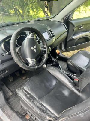 Pelēks Mitsubishi Outlander 2007 Širvintos, ar dzinēja tilpumu 1.97 L un nobraukumu 288 tūkst. km par 2600 €, foto 5 vietnē AUTOMOTO.COM.LV