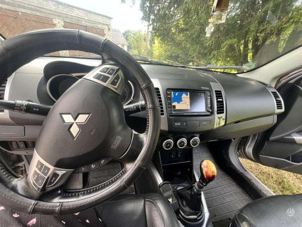 Pelēks Mitsubishi Outlander 2007 Širvintos, ar dzinēja tilpumu 1.97 L un nobraukumu 288 tūkst. km par 2600 €, foto 5 vietnē AUTOMOTO.COM.LV