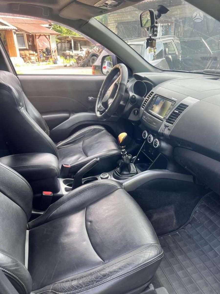 Pelēks Mitsubishi Outlander 2007 Širvintos, ar dzinēja tilpumu 1.97 L un nobraukumu 288 tūkst. km par 2600 €, foto 12 vietnē AUTOMOTO.COM.LV