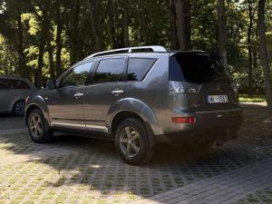 Grey Mitsubishi Outlander 2007 in Kaunas, with an engine capacity of 1.97 L and mileage of 295 thousand km for 2850 €, photo 9 on AUTOMOTO.COM.LV
