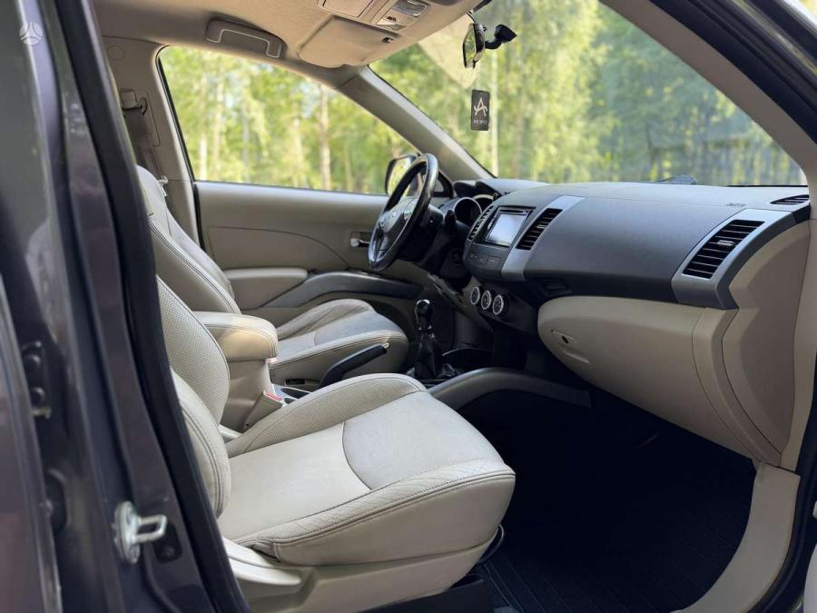 Grey Mitsubishi Outlander 2007 in Kaunas, with an engine capacity of 1.97 L and mileage of 295 thousand km for 2850 €, photo 18 on AUTOMOTO.COM.LV