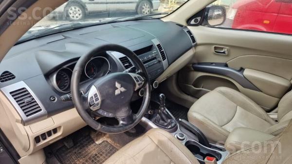Pelēks Mitsubishi Outlander 2007 Rīga, ar dzinēja tilpumu 2.00 L un nobraukumu 339 tūkst. km par 1800 €, foto 4 vietnē AUTOMOTO.COM.LV