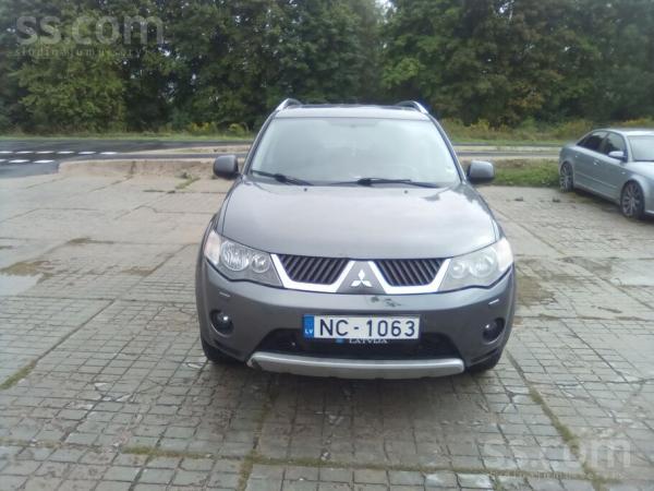 Grey Mitsubishi Outlander 2007 in Cesis, with an engine capacity of 2.00 L and mileage of 285 thousand km for 2550 €, photo 3 on AUTOMOTO.COM.LV