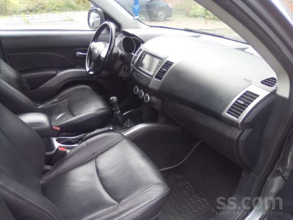 Grey Mitsubishi Outlander 2007 in Cesis, with an engine capacity of 2.00 L and mileage of 285 thousand km for 2550 €, photo 8 on AUTOMOTO.COM.LV