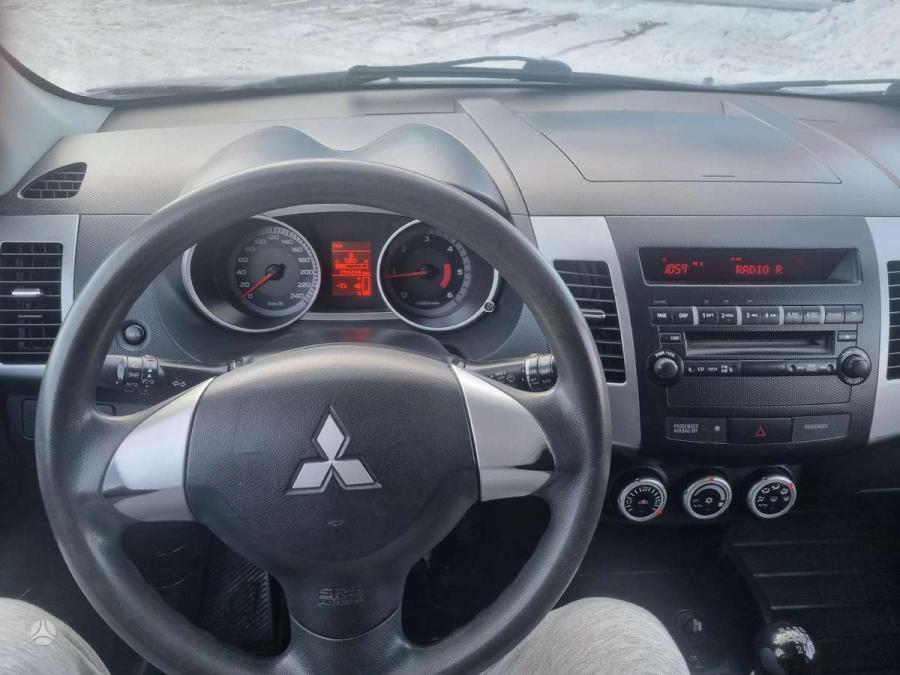 Pelēks Mitsubishi Outlander 2008 Šauļi, ar dzinēja tilpumu 1.97 L un nobraukumu 296 tūkst. km par 2650 €, foto 5 vietnē AUTOMOTO.COM.LV