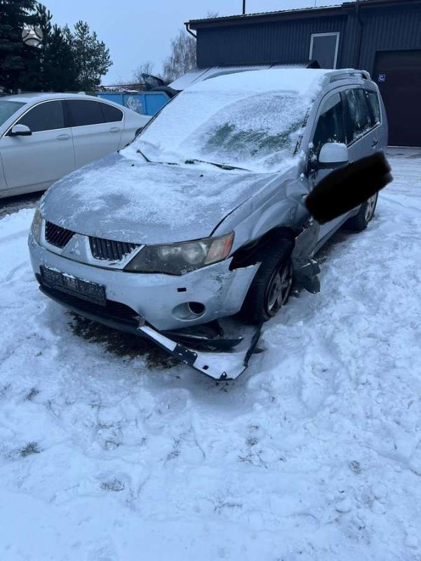 Grey Mitsubishi Outlander 2008 in Marijampole, with an engine capacity of 2.40 L and mileage of 333 thousand km for 1100 €, photo 1 on AUTOMOTO.COM.LV