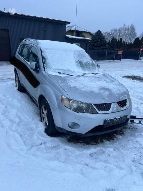 Grey Mitsubishi Outlander 2008 in Marijampole, with an engine capacity of 2.40 L and mileage of 333 thousand km for 1100 €, photo 3 on AUTOMOTO.COM.LV