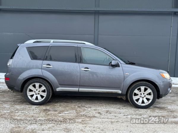 Pelēks Mitsubishi Outlander 2008 Tallina, ar dzinēja tilpumu 2.20 L un nobraukumu 371 tūkst. km par 3100 €, foto 2 vietnē AUTOMOTO.COM.LV