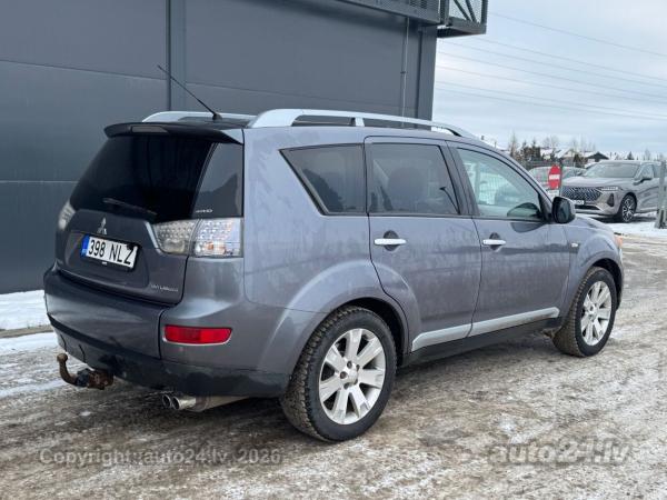 Pelēks Mitsubishi Outlander 2008 Tallina, ar dzinēja tilpumu 2.20 L un nobraukumu 371 tūkst. km par 3100 €, foto 3 vietnē AUTOMOTO.COM.LV