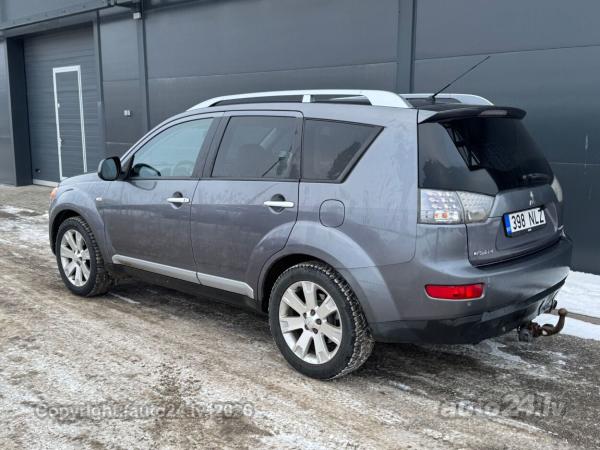 Pelēks Mitsubishi Outlander 2008 Tallina, ar dzinēja tilpumu 2.20 L un nobraukumu 371 tūkst. km par 3100 €, foto 6 vietnē AUTOMOTO.COM.LV