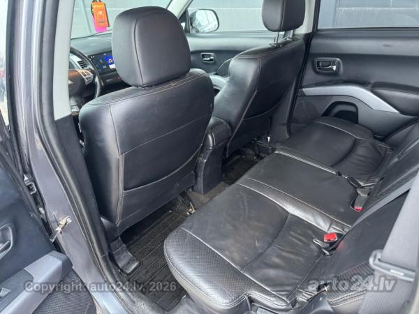Pelēks Mitsubishi Outlander 2008 Tallina, ar dzinēja tilpumu 2.20 L un nobraukumu 371 tūkst. km par 3100 €, foto 9 vietnē AUTOMOTO.COM.LV