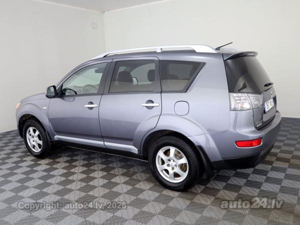 Pelēks Mitsubishi Outlander 2008 Tallina, ar dzinēja tilpumu 2.40 L un nobraukumu 229 tūkst. km par 2799 €, foto 4 vietnē AUTOMOTO.COM.LV