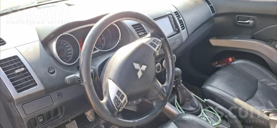 Pelēks Mitsubishi Outlander 2008 Bauska, ar dzinēja tilpumu 2.20 L un nobraukumu 295 tūkst. km par 3000 €, foto 3 vietnē AUTOMOTO.COM.LV