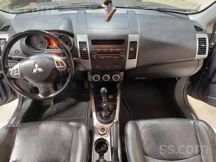 Pelēks Mitsubishi Outlander 2008 Valmiera, ar dzinēja tilpumu 2.00 L un nobraukumu 320 tūkst. km par 5000 €, foto 7 vietnē AUTOMOTO.COM.LV