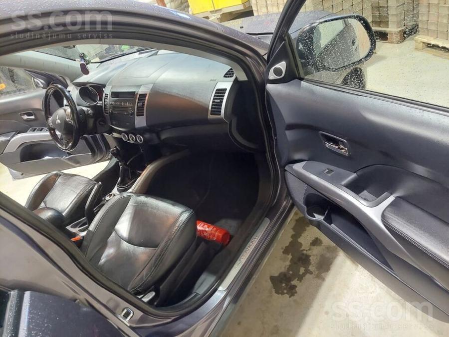 Pelēks Mitsubishi Outlander 2008 Valmiera, ar dzinēja tilpumu 2.00 L un nobraukumu 320 tūkst. km par 5000 €, foto 12 vietnē AUTOMOTO.COM.LV