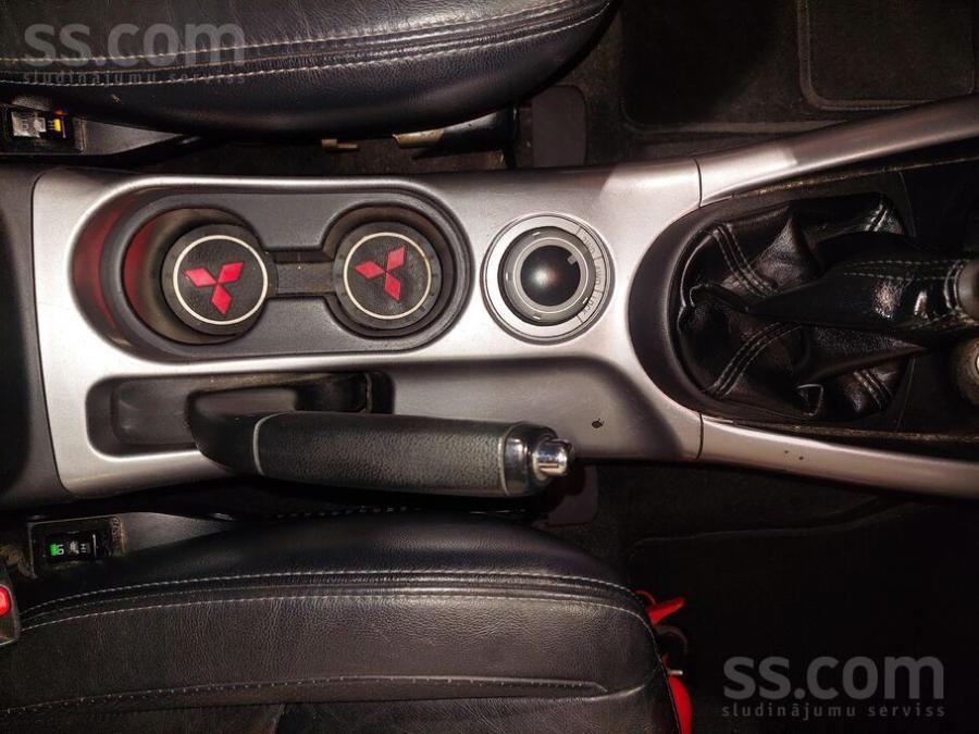 Pelēks Mitsubishi Outlander 2008 Valmiera, ar dzinēja tilpumu 2.00 L un nobraukumu 320 tūkst. km par 5000 €, foto 15 vietnē AUTOMOTO.COM.LV