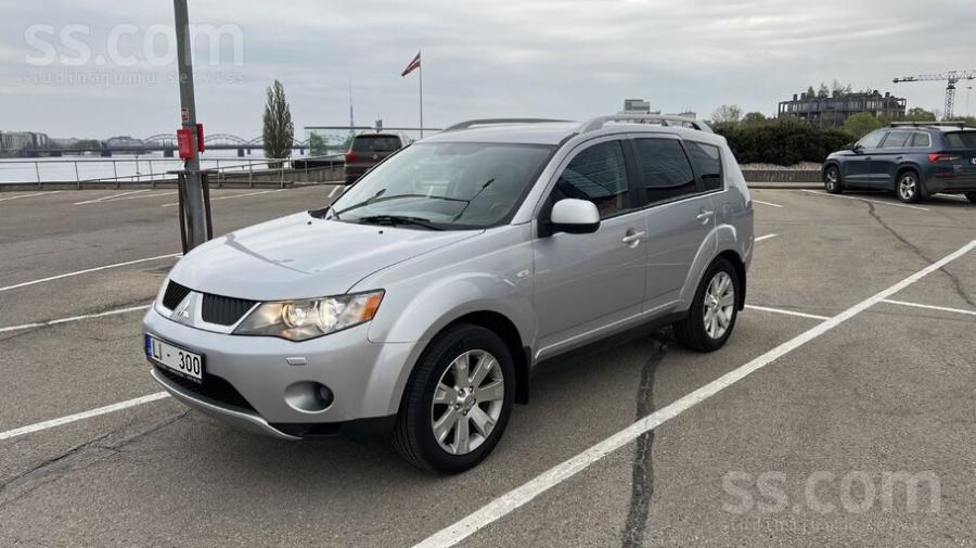 Grey Mitsubishi Outlander 2008 in Riga, with an engine capacity of 2.40 L and mileage of 322 thousand km for 8500 €, photo 3 on AUTOMOTO.COM.LV