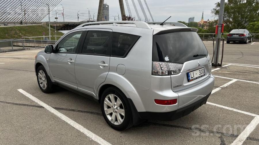 Grey Mitsubishi Outlander 2008 in Riga, with an engine capacity of 2.40 L and mileage of 322 thousand km for 8500 €, photo 4 on AUTOMOTO.COM.LV