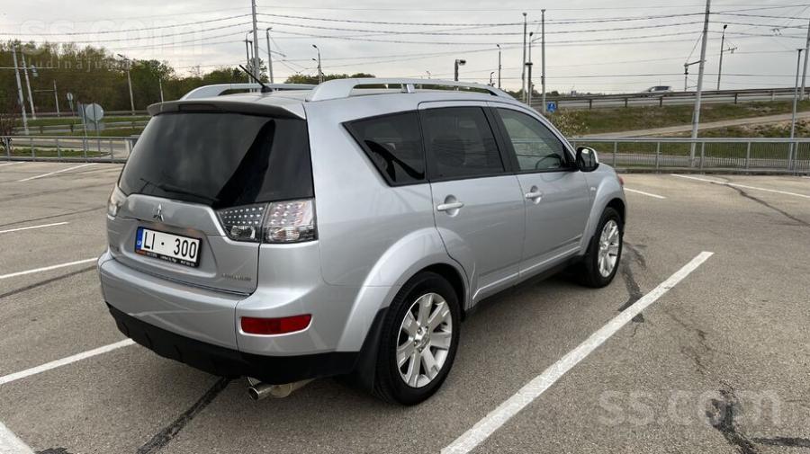 Grey Mitsubishi Outlander 2008 in Riga, with an engine capacity of 2.40 L and mileage of 322 thousand km for 8500 €, photo 5 on AUTOMOTO.COM.LV