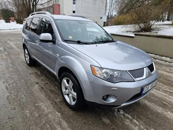 Grey Mitsubishi Outlander 2008 in Jekabpils, with an engine capacity of 2.20 L and mileage of 307 thousand km for 4990 €, photo 4 on AUTOMOTO.COM.LV