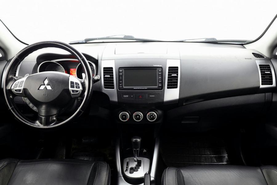 Pelēks Mitsubishi Outlander 2008 Tallina, ar dzinēja tilpumu 2.40 L un nobraukumu 229 tūkst. km par 2699 €, foto 6 vietnē AUTOMOTO.COM.LV