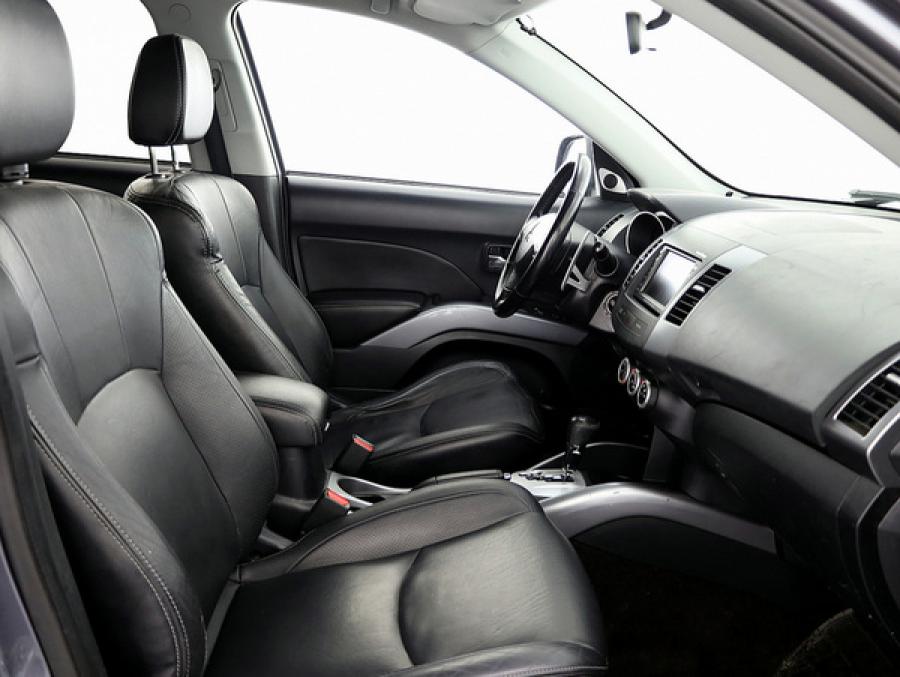 Pelēks Mitsubishi Outlander 2008 Tallina, ar dzinēja tilpumu 2.40 L un nobraukumu 229 tūkst. km par 2699 €, foto 7 vietnē AUTOMOTO.COM.LV