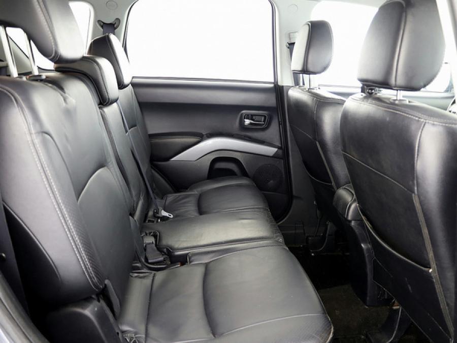 Pelēks Mitsubishi Outlander 2008 Tallina, ar dzinēja tilpumu 2.40 L un nobraukumu 229 tūkst. km par 2699 €, foto 8 vietnē AUTOMOTO.COM.LV