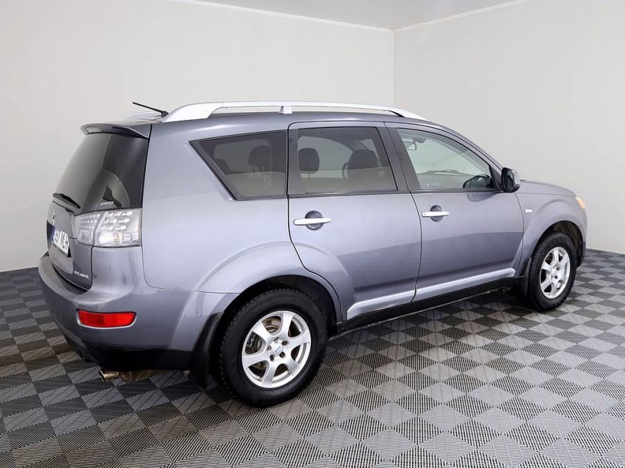 Pelēks Mitsubishi Outlander 2008 Tallina, ar dzinēja tilpumu 2.40 L un nobraukumu 229 tūkst. km par 2699 €, foto 13 vietnē AUTOMOTO.COM.LV