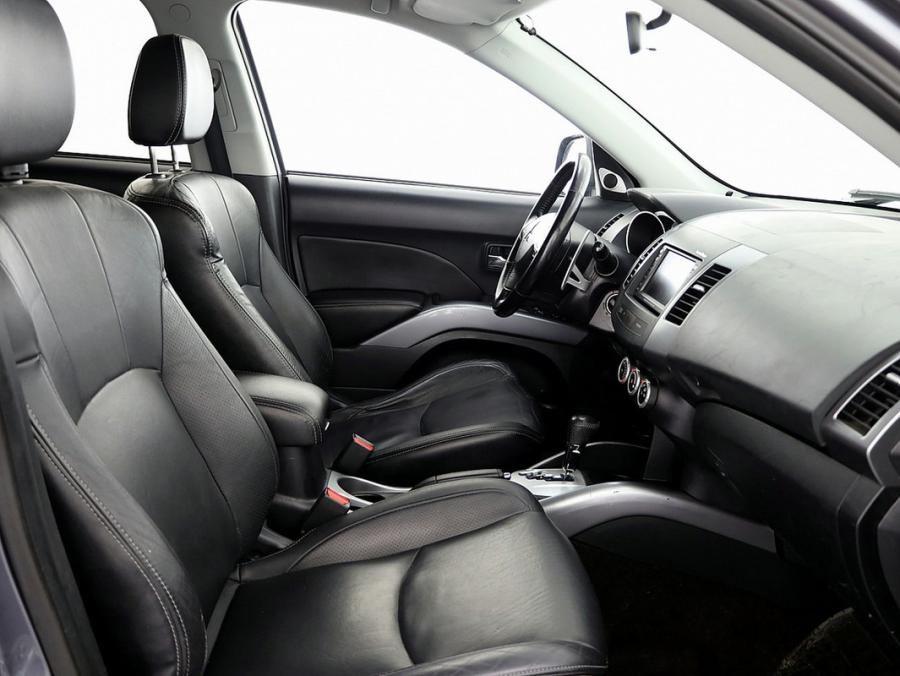 Pelēks Mitsubishi Outlander 2008 Tallina, ar dzinēja tilpumu 2.40 L un nobraukumu 229 tūkst. km par 2699 €, foto 16 vietnē AUTOMOTO.COM.LV