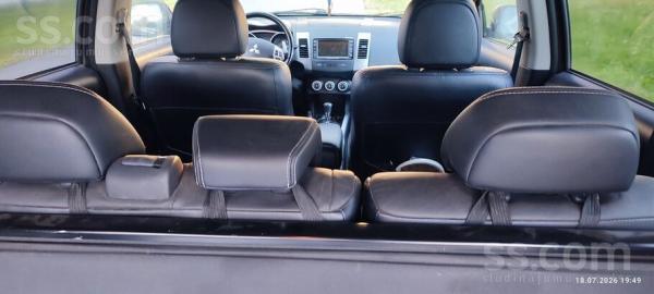 Pelēks Mitsubishi Outlander 2008 Rīga, ar dzinēja tilpumu 2.40 L un nobraukumu 276 tūkst. km par 2350 €, foto 3 vietnē AUTOMOTO.COM.LV