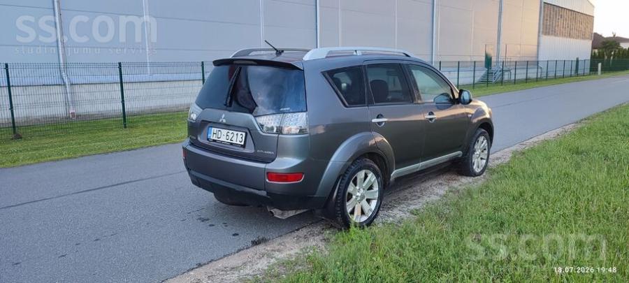 Grey Mitsubishi Outlander 2008 in Riga, with an engine capacity of 2.40 L and mileage of 276 thousand km for 2350 €, photo 5 on AUTOMOTO.COM.LV