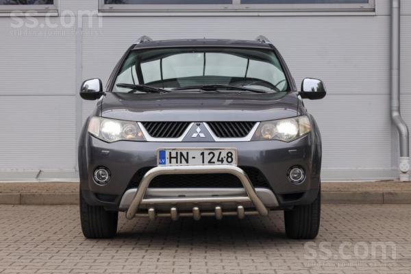 Grey Mitsubishi Outlander 2008 in Riga, with an engine capacity of 2.40 L and mileage of 308 thousand km for 3495 €, photo 2 on AUTOMOTO.COM.LV