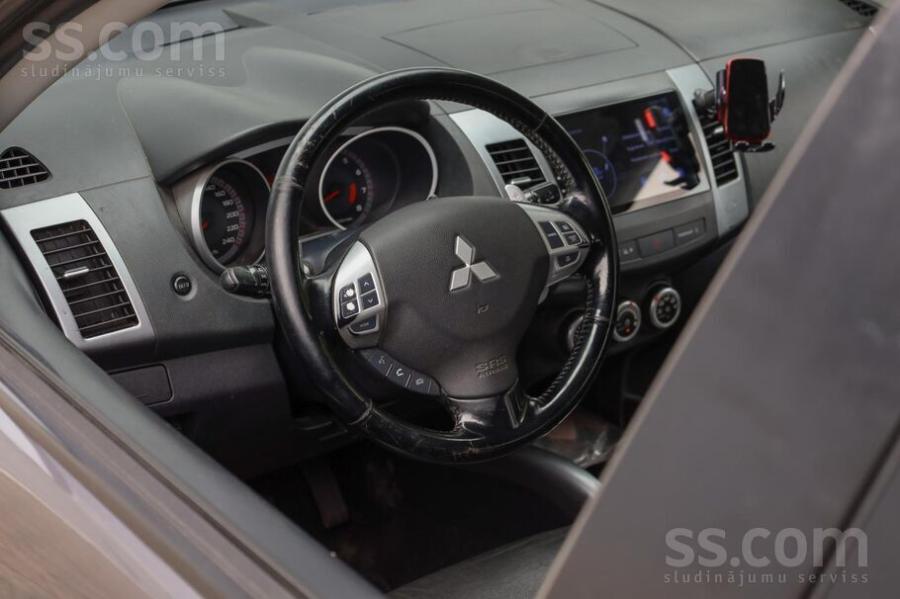 Pelēks Mitsubishi Outlander 2008 Rīga, ar dzinēja tilpumu 2.40 L un nobraukumu 308 tūkst. km par 3495 €, foto 10 vietnē AUTOMOTO.COM.LV