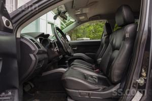 Pelēks Mitsubishi Outlander 2008 Rīga, ar dzinēja tilpumu 2.40 L un nobraukumu 308 tūkst. km par 3495 €, foto 12 vietnē AUTOMOTO.COM.LV