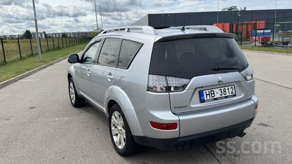 Pelēks Mitsubishi Outlander 2008 Rīga, ar dzinēja tilpumu 2.40 L un nobraukumu 145 tūkst. km par 5200 €, foto 4 vietnē AUTOMOTO.COM.LV