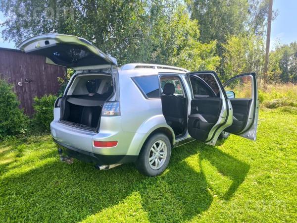 Pelēks Mitsubishi Outlander 2008 Alūksne, ar dzinēja tilpumu 2.00 L un nobraukumu 276 tūkst. km par 3500 €, foto 5 vietnē AUTOMOTO.COM.LV
