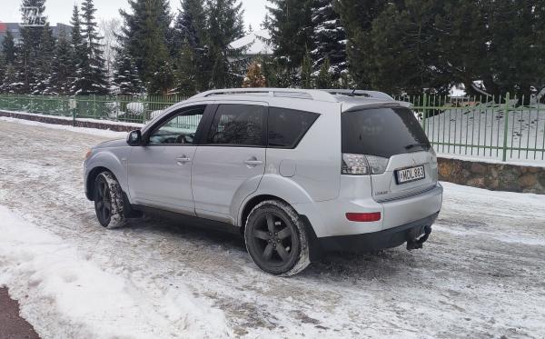 Grey Mitsubishi Outlander 2009 in Panevezys, with an engine capacity of 2.40 L and mileage of 255 thousand km for 3500 €, photo 1 on AUTOMOTO.COM.LV