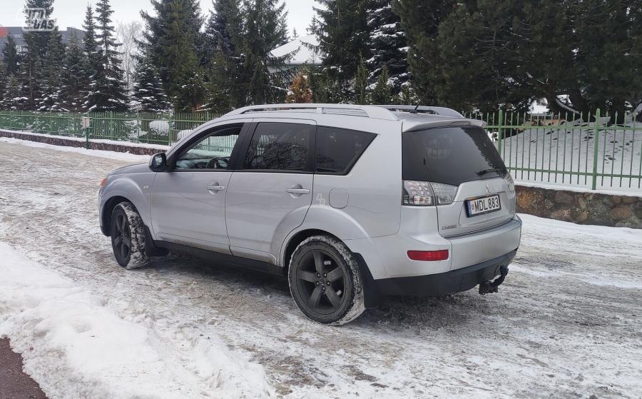 Grey Mitsubishi Outlander 2009 in Panevezys, with an engine capacity of 2.40 L and mileage of 255 thousand km for 3500 €, photo 1 on AUTOMOTO.COM.LV
