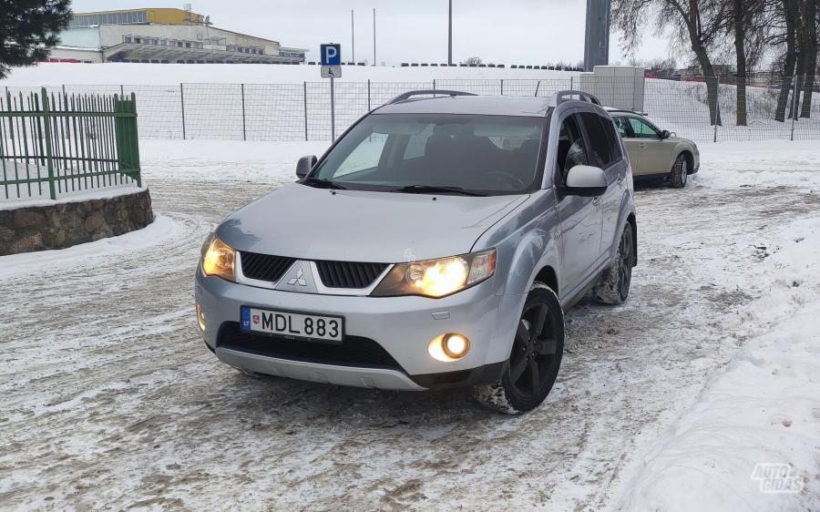Grey Mitsubishi Outlander 2009 in Panevezys, with an engine capacity of 2.40 L and mileage of 255 thousand km for 3500 €, photo 3 on AUTOMOTO.COM.LV