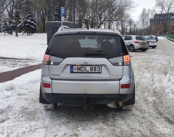 Grey Mitsubishi Outlander 2009 in Panevezys, with an engine capacity of 2.40 L and mileage of 255 thousand km for 3500 €, photo 7 on AUTOMOTO.COM.LV