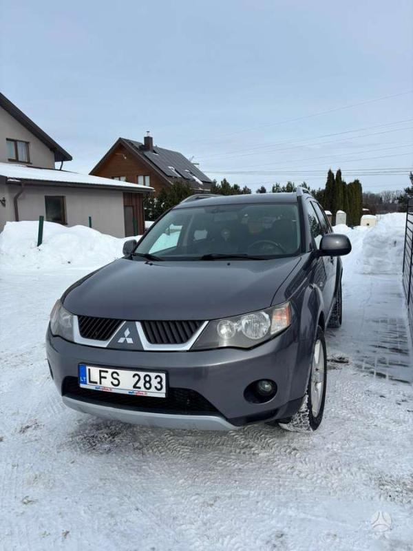 Grey Mitsubishi Outlander 2009 in Siauliai, with an engine capacity of 1.97 L and mileage of 275 thousand km for 3500 €, photo 1 on AUTOMOTO.COM.LV
