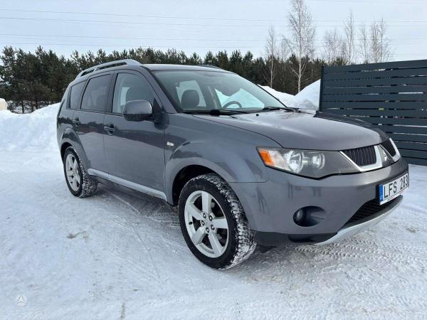 Grey Mitsubishi Outlander 2009 in Siauliai, with an engine capacity of 1.97 L and mileage of 275 thousand km for 3500 €, photo 3 on AUTOMOTO.COM.LV