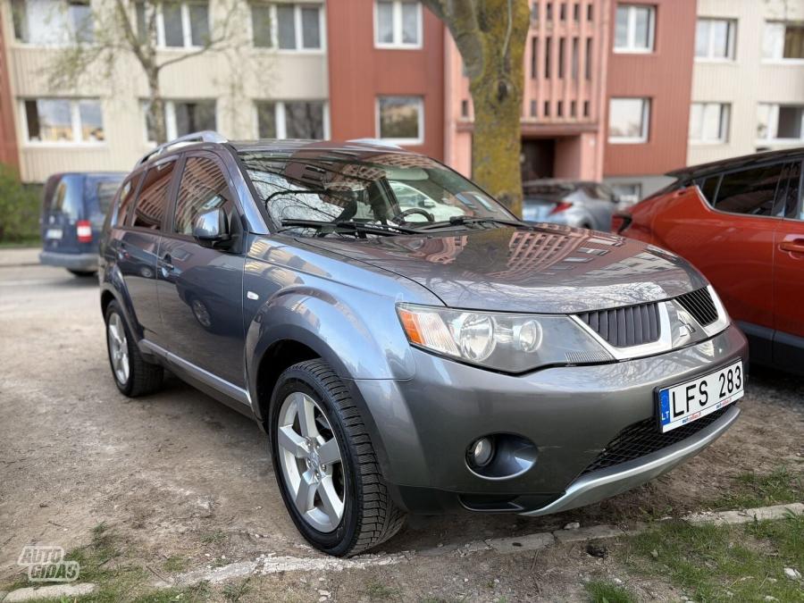Grey Mitsubishi Outlander 2009 in Siauliai, with an engine capacity of 2.00 L and mileage of 275 thousand km for 4250 €, photo 1 on AUTOMOTO.COM.LV