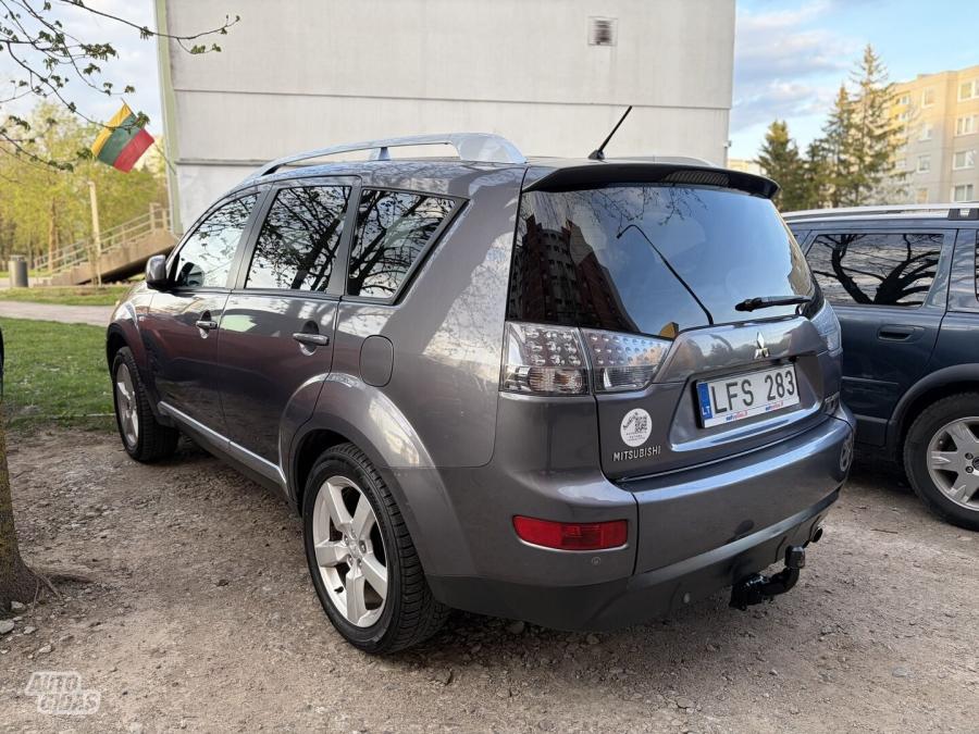 Grey Mitsubishi Outlander 2009 in Siauliai, with an engine capacity of 2.00 L and mileage of 275 thousand km for 4250 €, photo 3 on AUTOMOTO.COM.LV