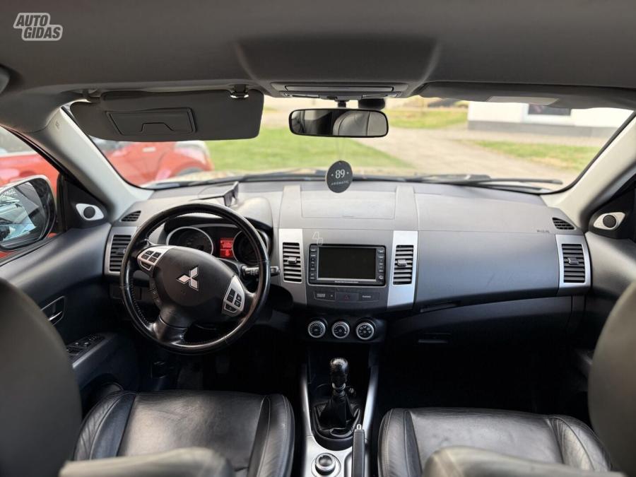Grey Mitsubishi Outlander 2009 in Siauliai, with an engine capacity of 2.00 L and mileage of 275 thousand km for 4250 €, photo 4 on AUTOMOTO.COM.LV
