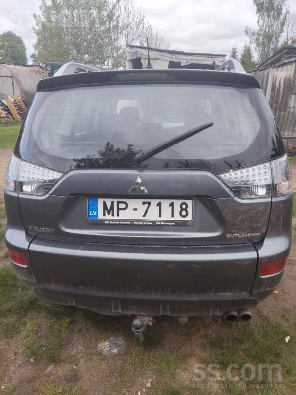 Pelēks Mitsubishi Outlander 2009 Daugavpils, ar dzinēja tilpumu 2.00 L un nobraukumu 283 tūkst. km par 3200 €, foto 2 vietnē AUTOMOTO.COM.LV
